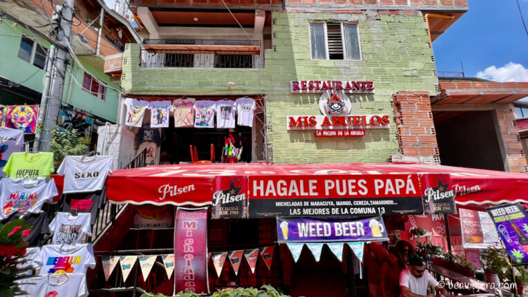 La comuna 13 de Medellín en Colombia - Beaviajera by Beatriz Lagos