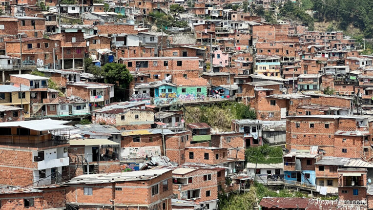 La comuna 13 de Medellín en Colombia - Beaviajera by Beatriz Lagos