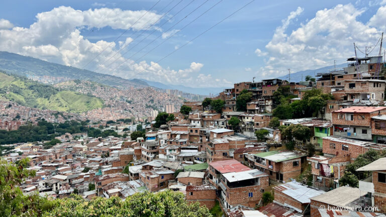 La comuna 13 de Medellín en Colombia - Beaviajera by Beatriz Lagos